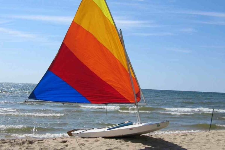 The Best Beginner Sailboat Of 2023 (Reviewed By Sailboat Owner) - Best ...